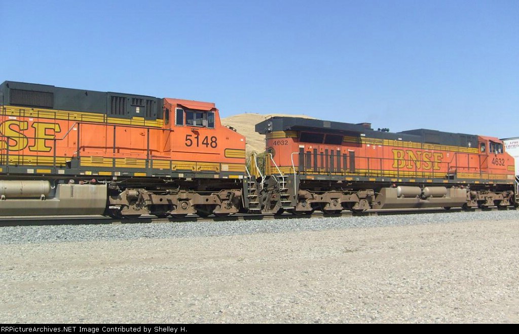 BNSF engines